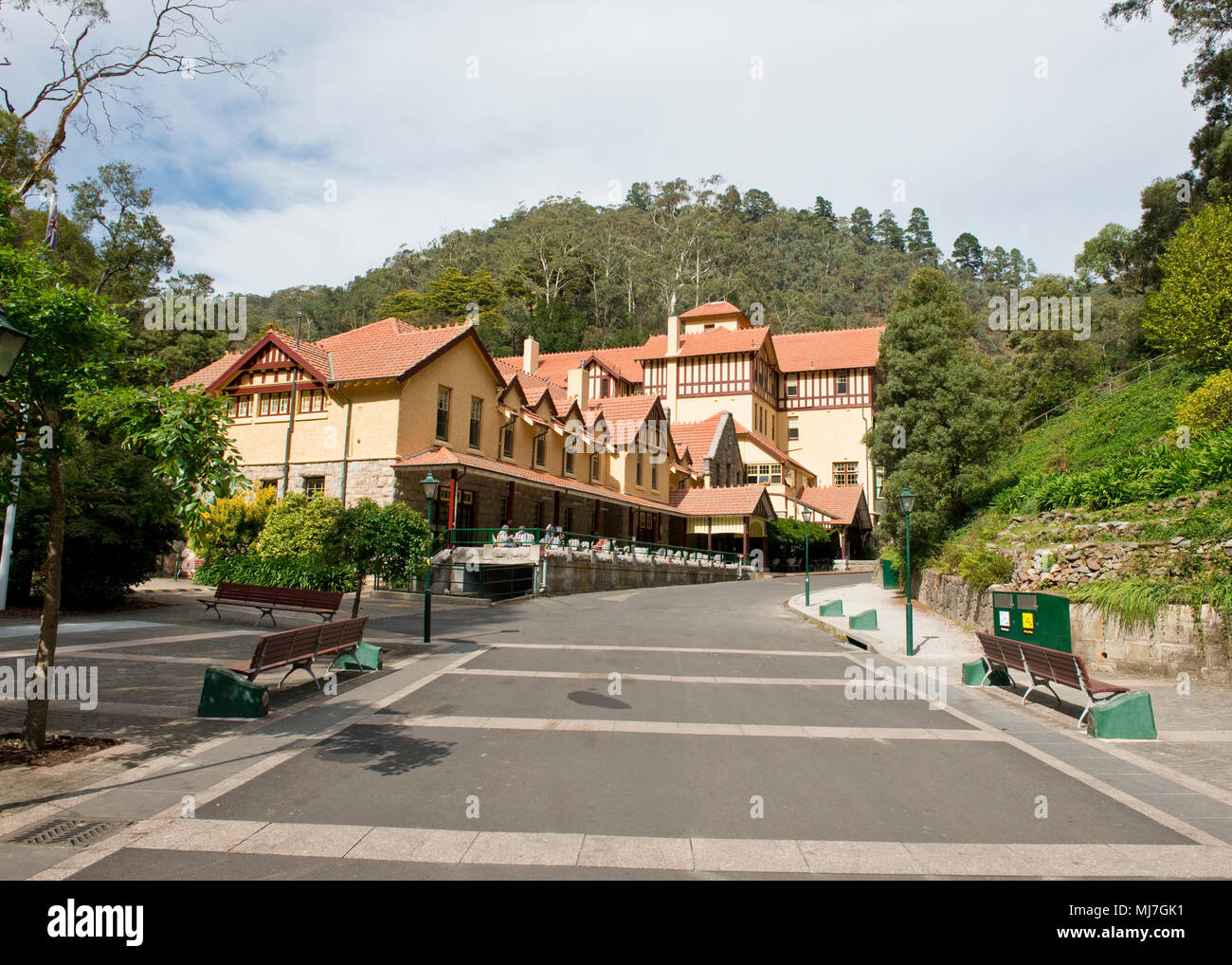 Hotel and Visitor Centre at Jenolan Caves Stock Photo - Alamy