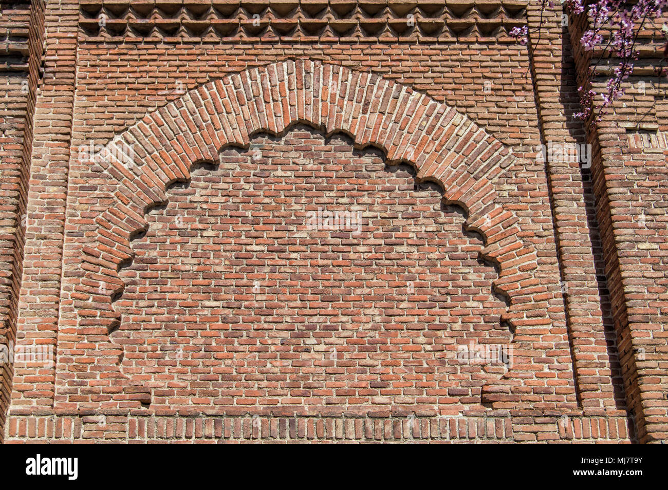 blind lobed arch on the outside of a brick wall Stock Photo - Alamy