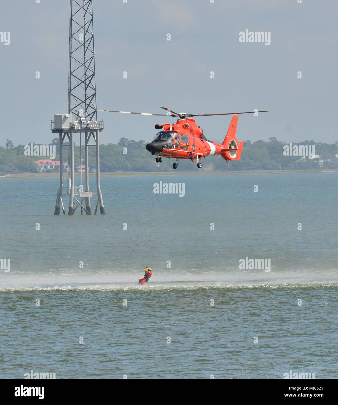 Lowering rescue crew hi-res stock photography and images - Alamy