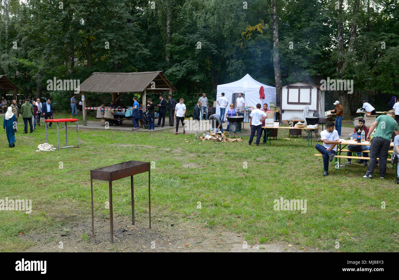 People sitting around tables hi-res stock photography and images - Alamy