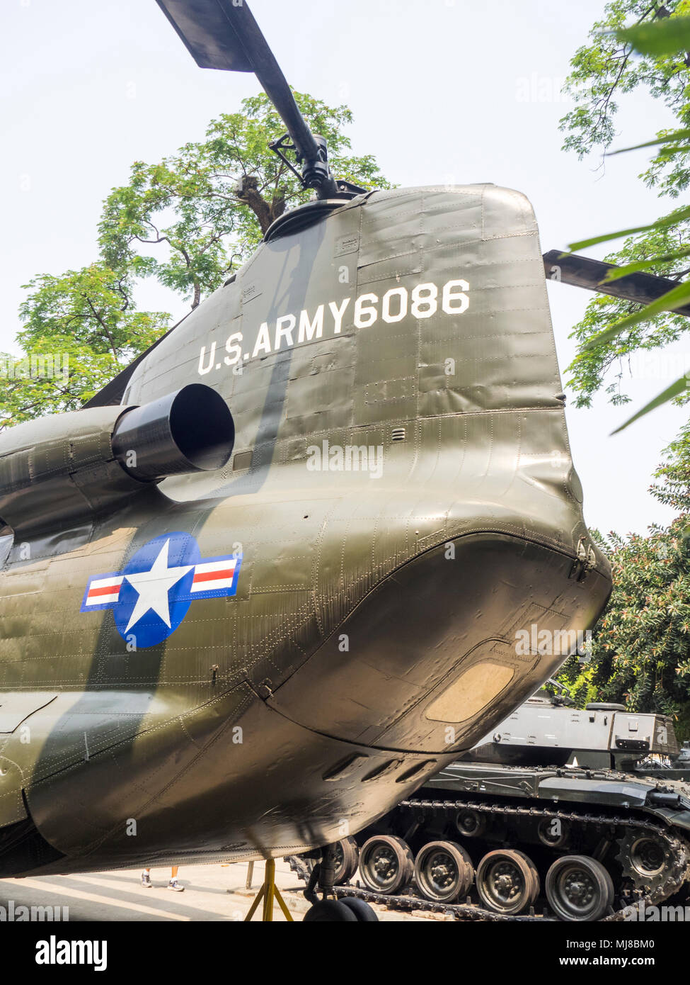 US Army Boeing CH-47 Chinook helicopter from the Vietnam War on display ...