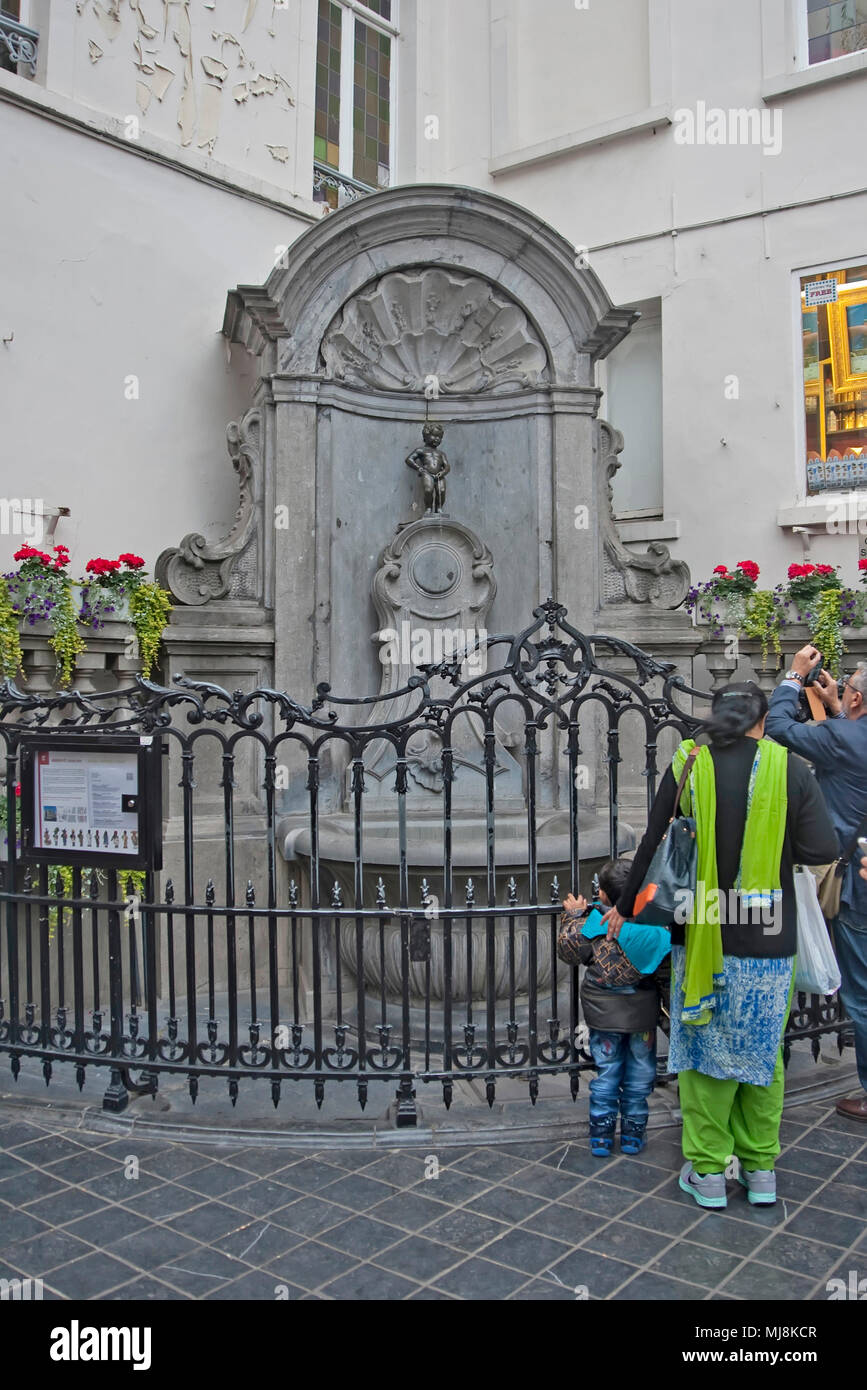 Famous statue Manneken Pis (Little man Pee) in Brussels, Belgium Photo ...