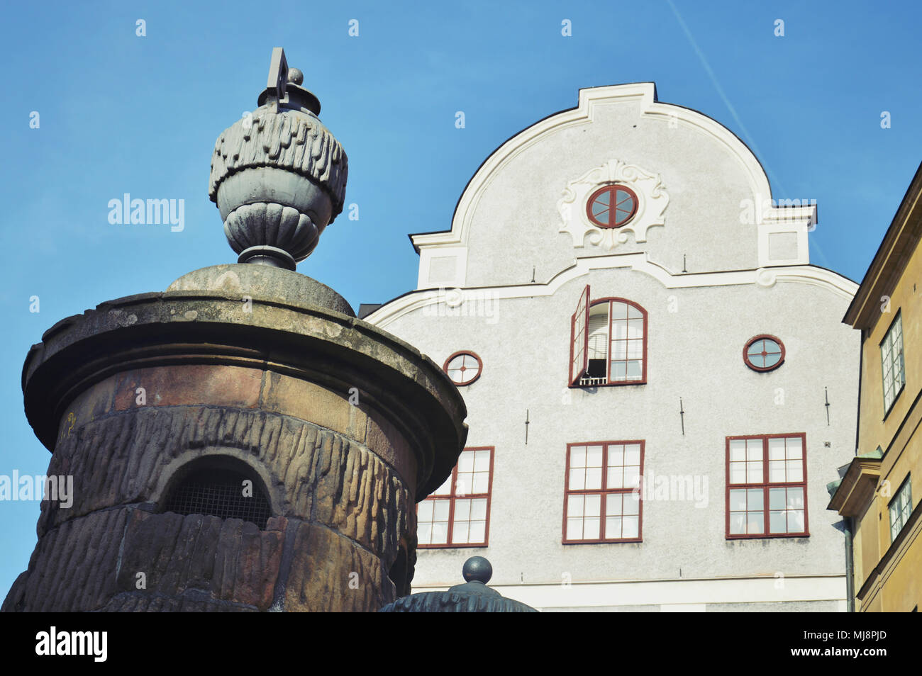 Historic building and monument at the Great Square Christmas market on ...