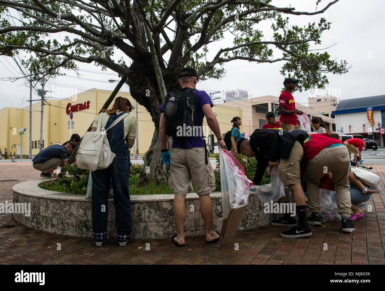 Marines from 1st Marine Aircraft Wing volunteer with the Single Marine ...