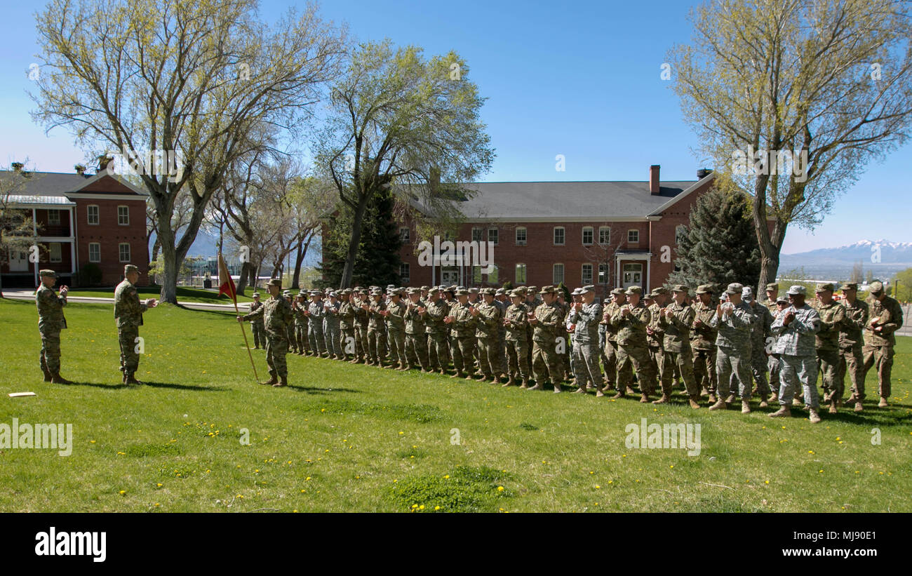 U.S. Army Reserve Soldiers with the 96th Sustainment Brigade applaud ...