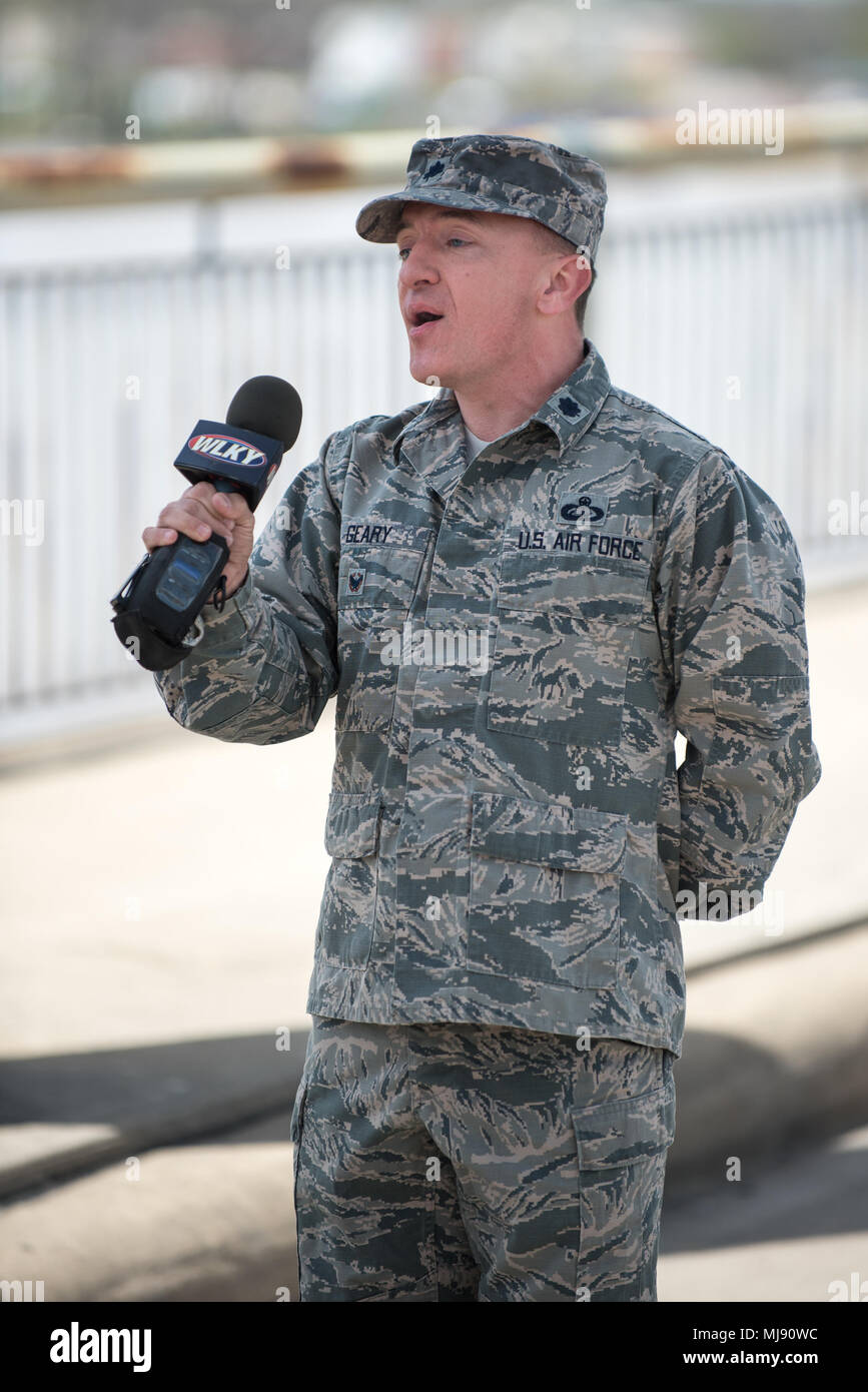 Lt. Col. Robert Geary of the Kentucky Air National Guard sings The Star ...