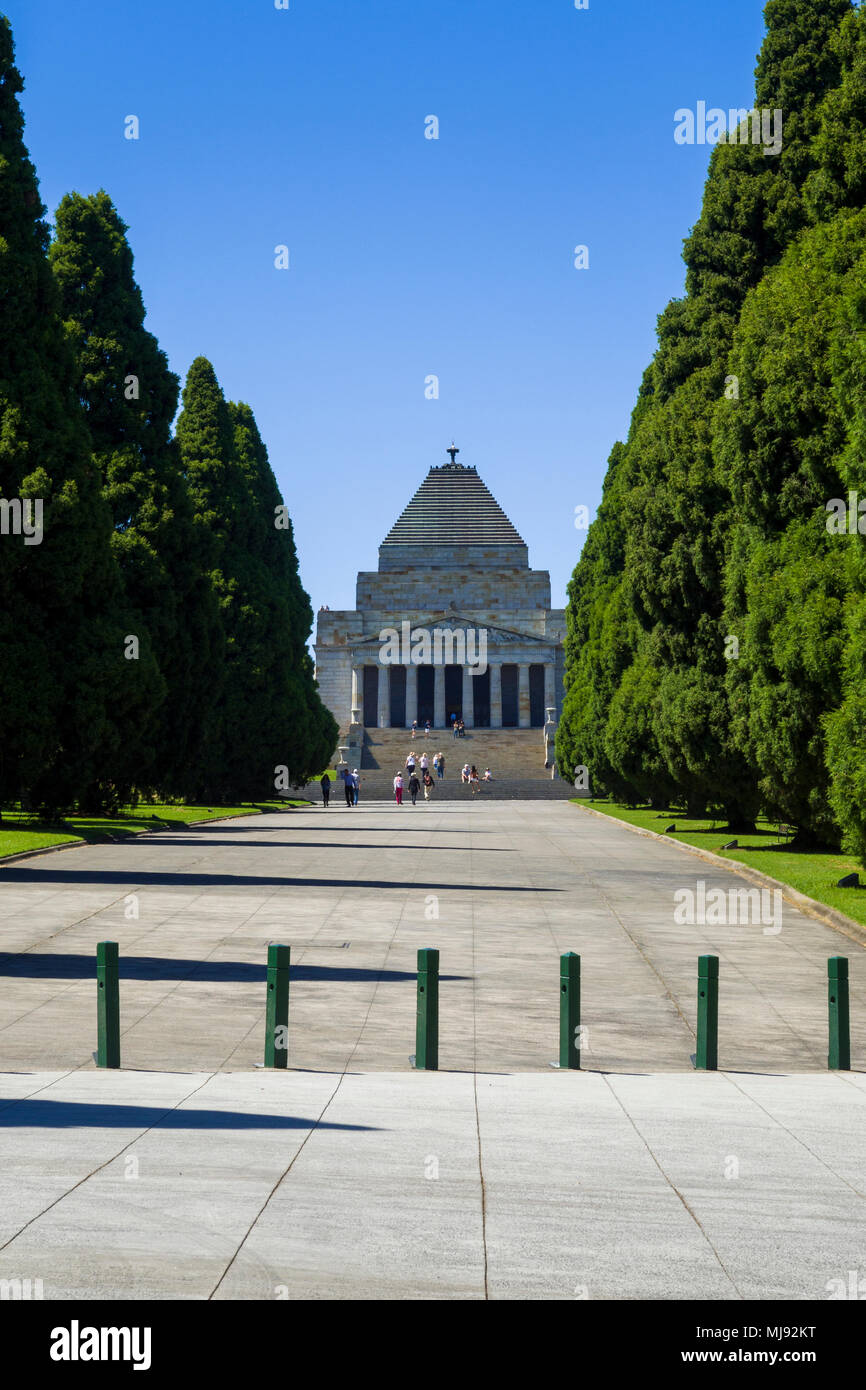 Pathway in Kings Domain park leading to Shrine of Remembrance ...