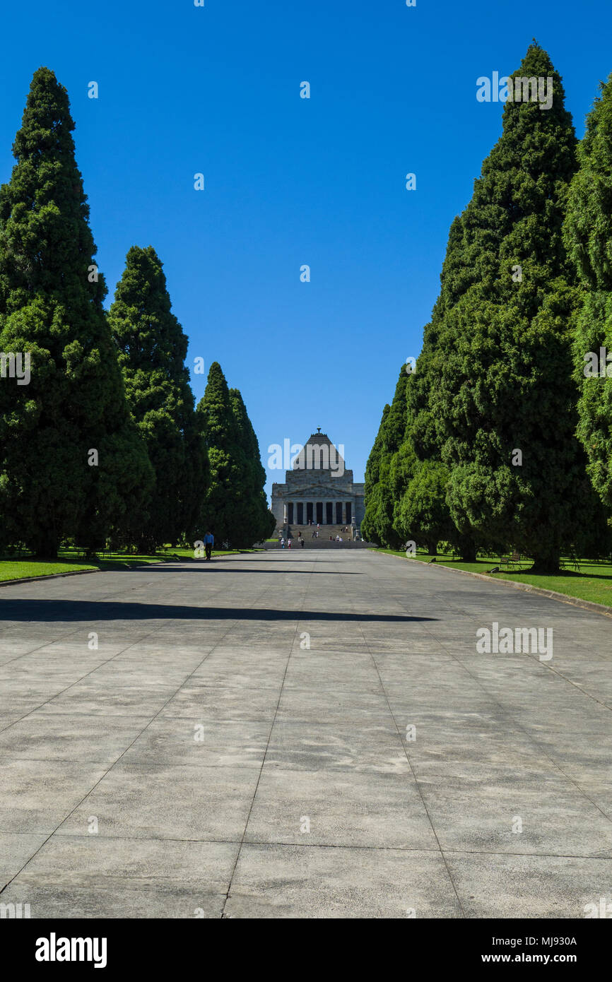 Path leading to Shrine of Remembrance, Kings Domain park, Melbourne ...
