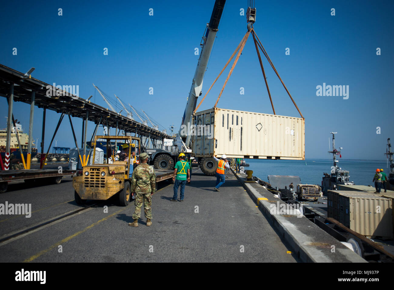 ACAJUTLA, El Salvador (April 19, 2018) Salvadorian crane operators us ...