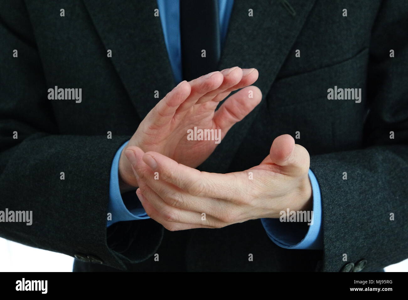 Audience clapping hands hi-res stock photography and images - Alamy