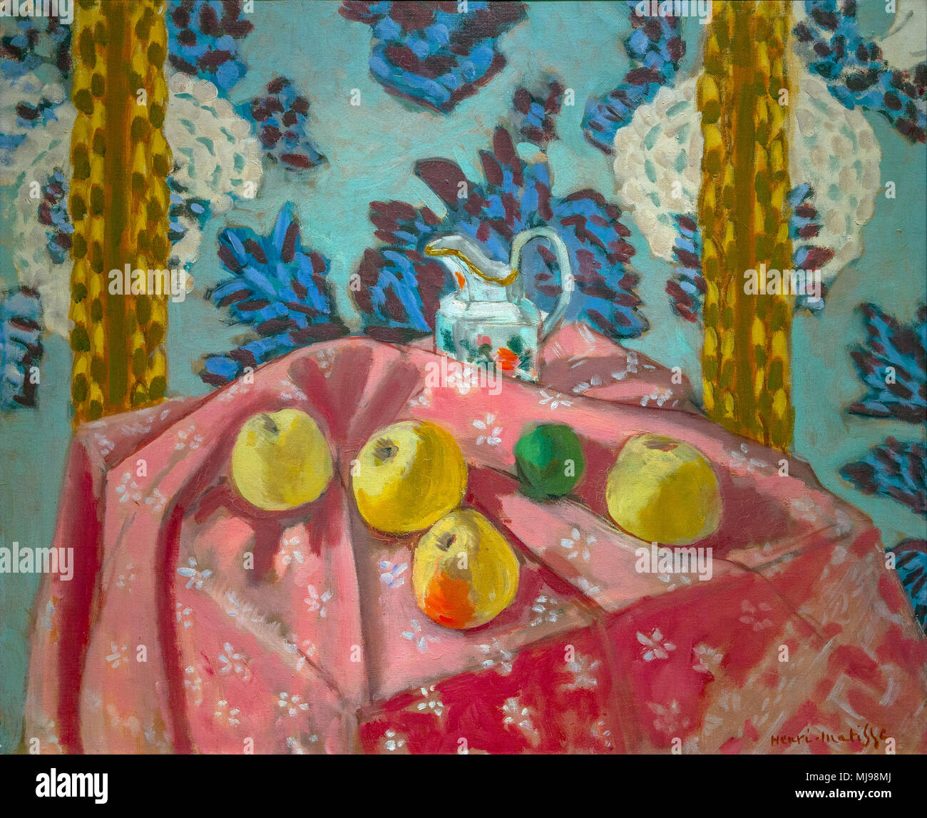 Apples on a pink tablecloth hi-res stock photography and images - Alamy