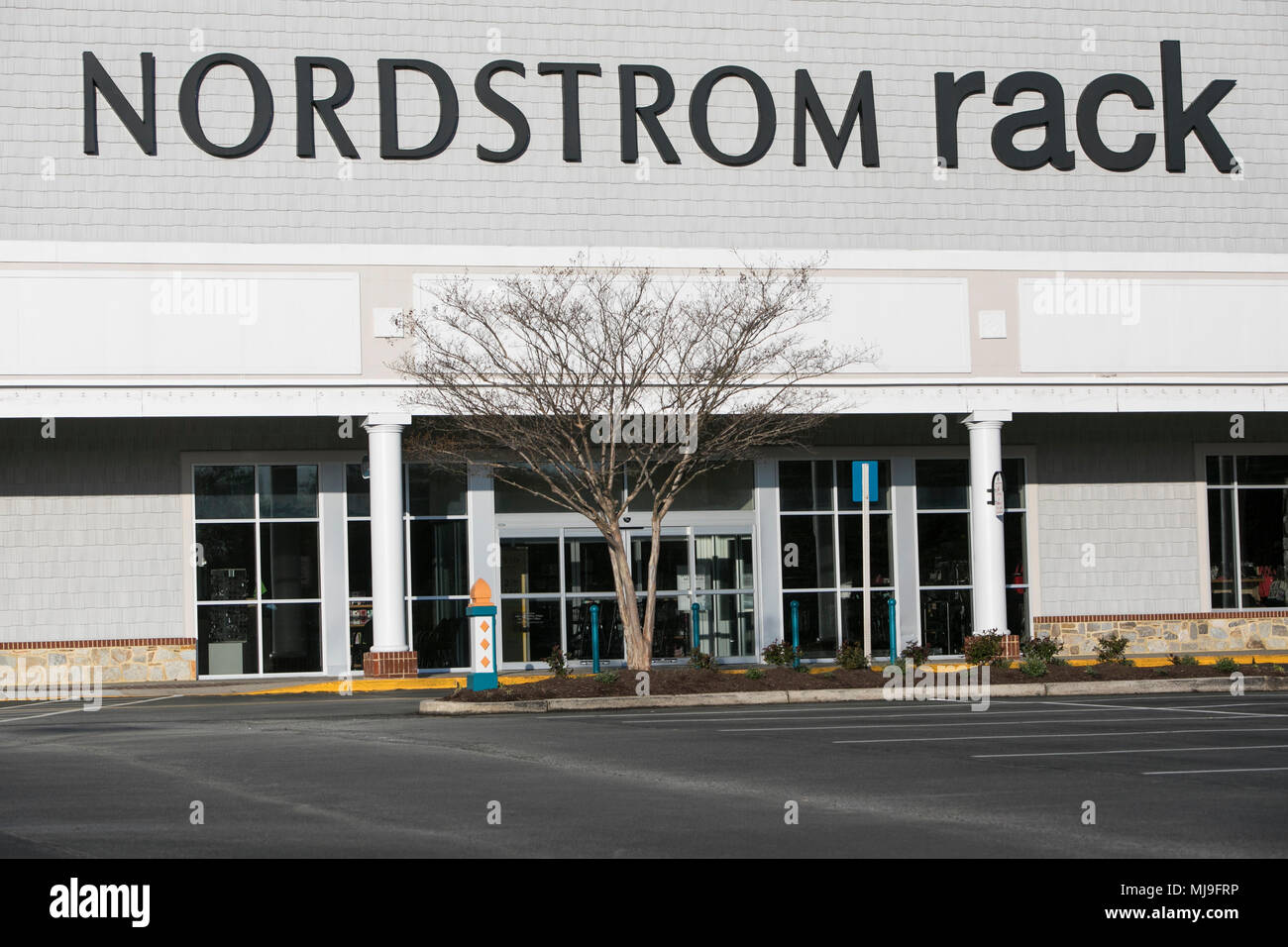 Store rack hi-res stock photography and images - Alamy