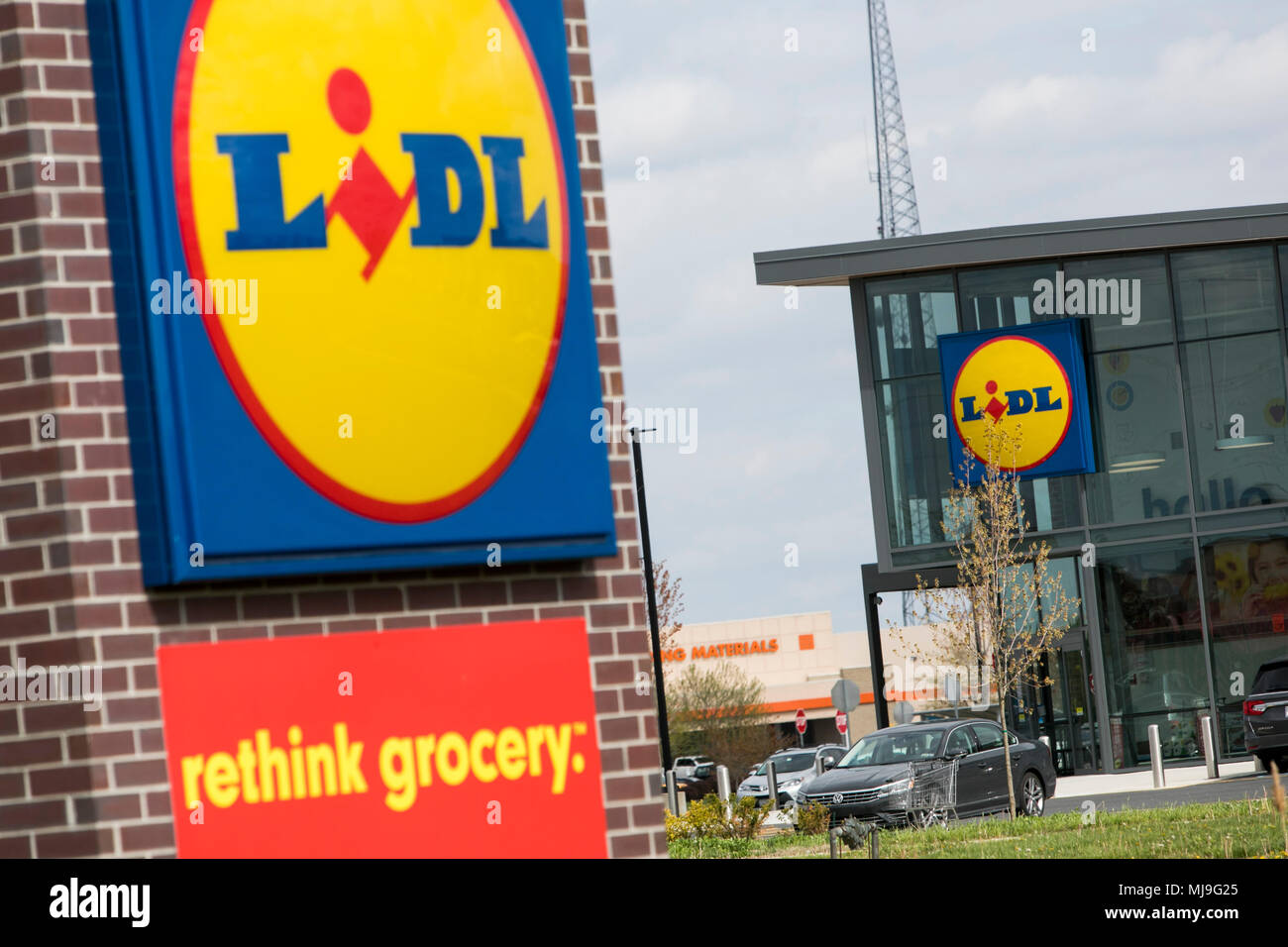 Lidl Logo Stock Photos & Lidl Logo Stock Images - Alamy