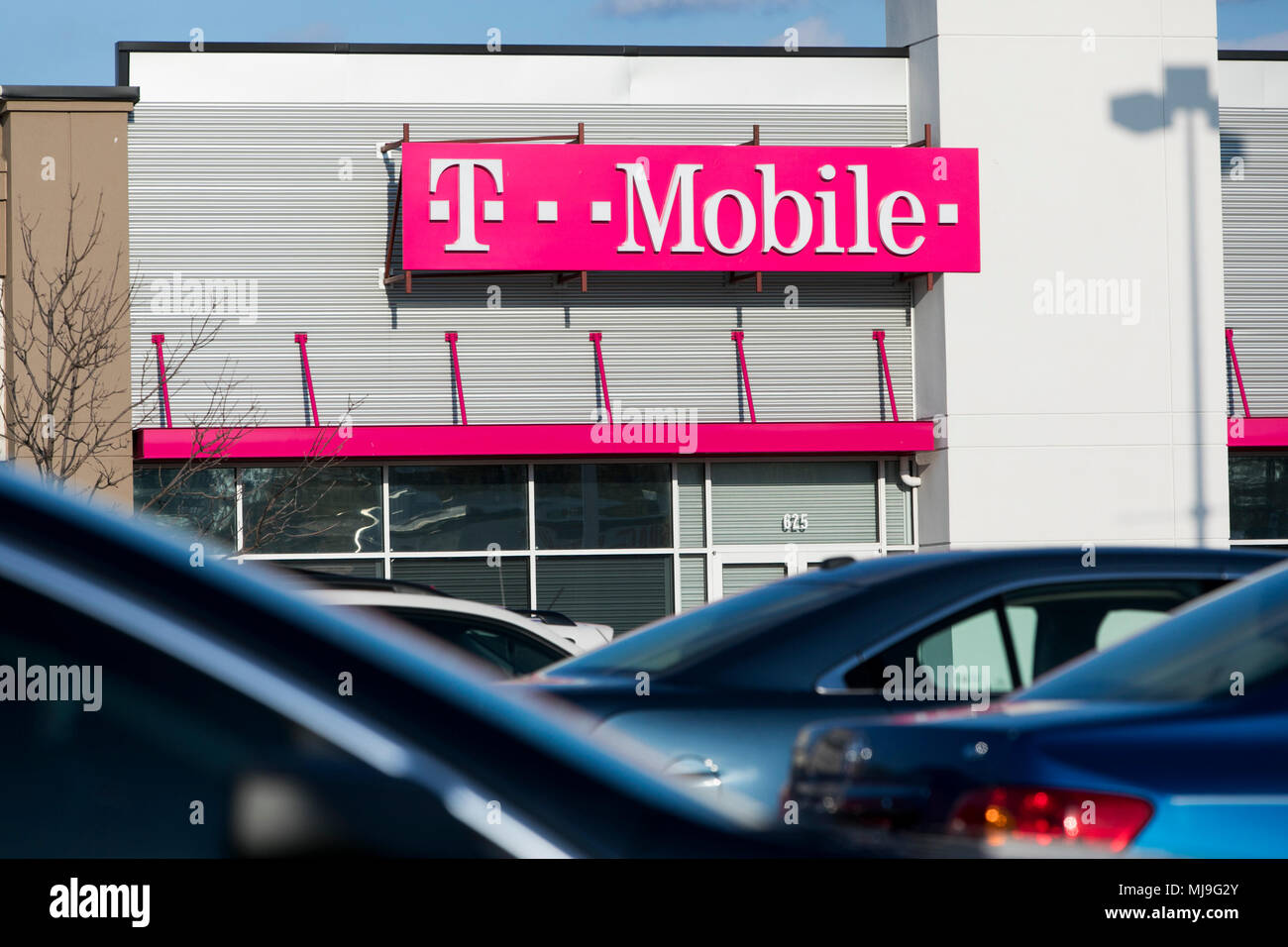 T mobile sign hi-res stock photography and images - Alamy
