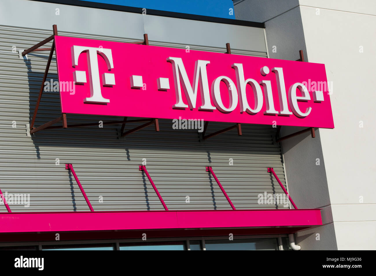 T mobile logo hi-res stock photography and images - Alamy