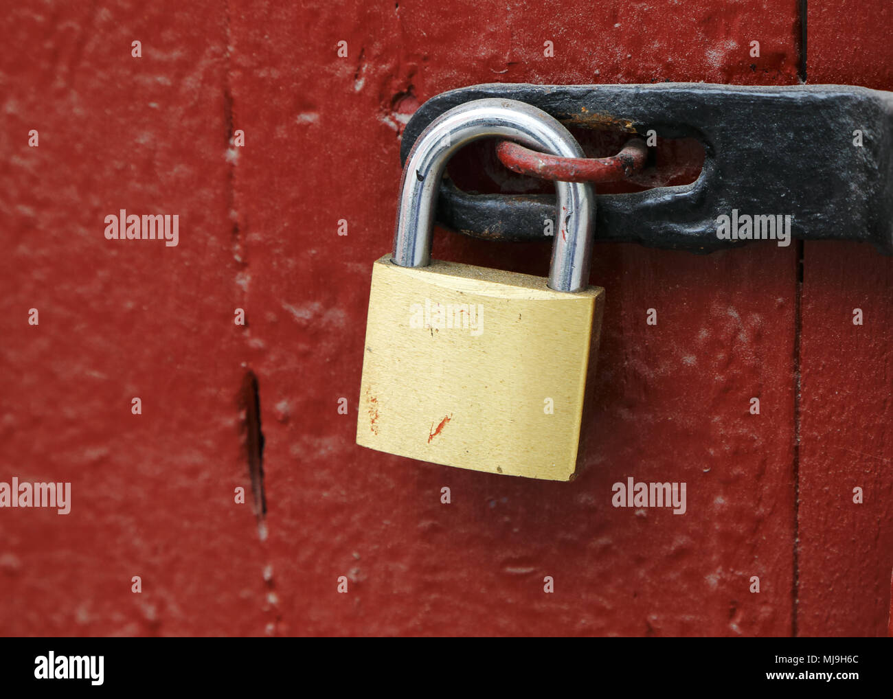 Red door with padlock hi-res stock photography and images - Alamy