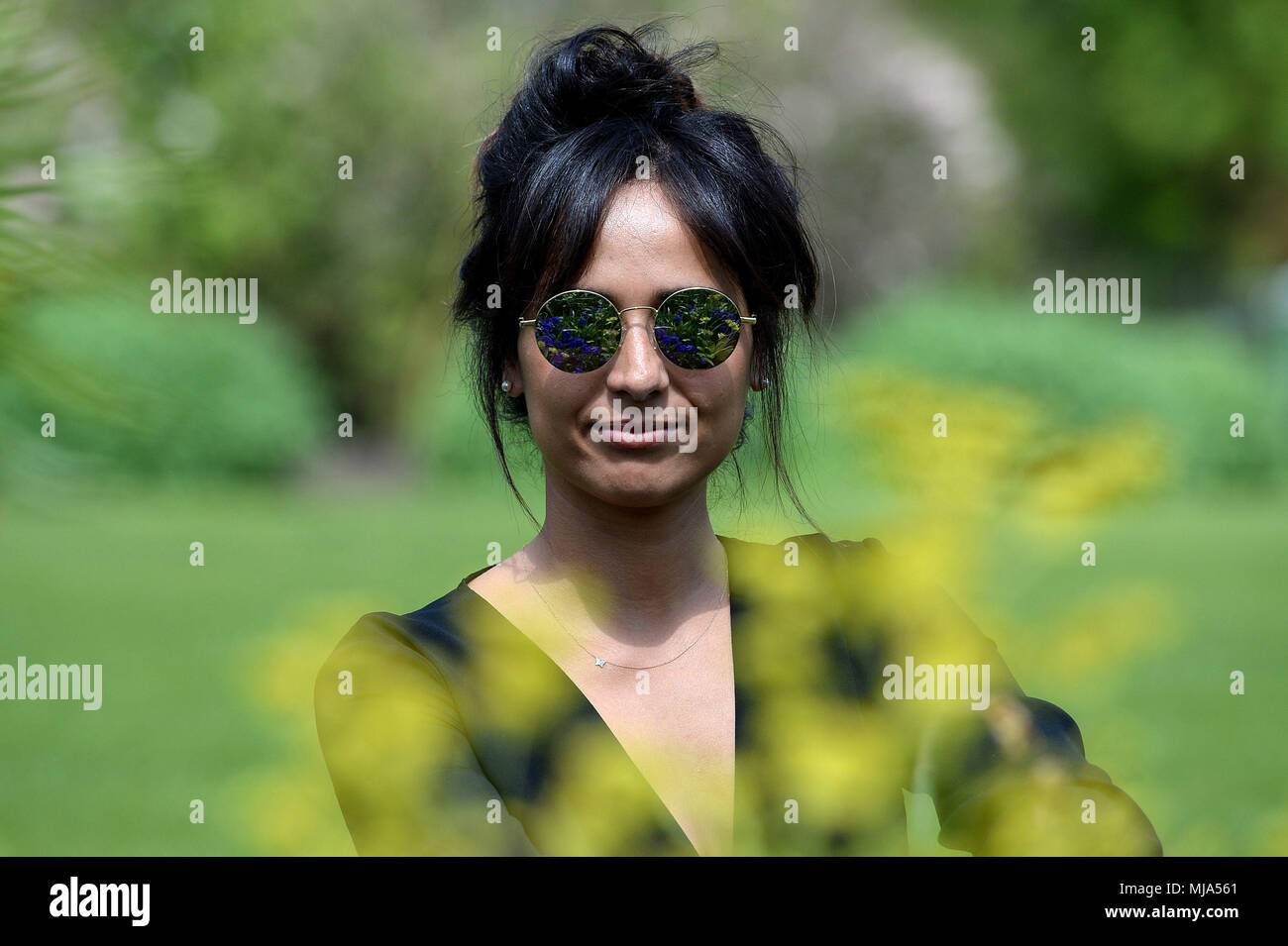 London as britons look set to enjoy a spring heatwave hi-res stock ...