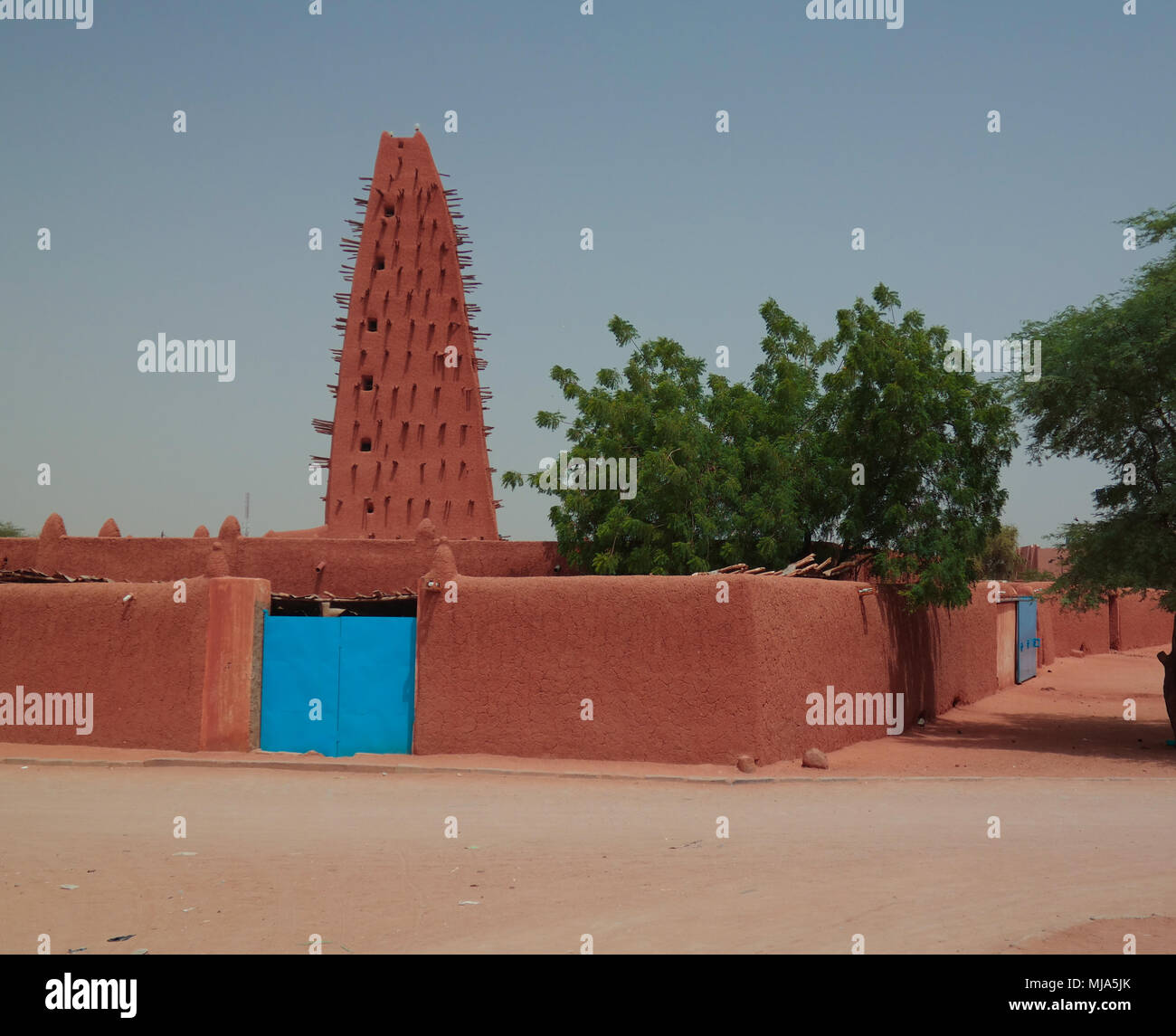 Exterior view to Grand mosque of Agadez in Niger Stock Photo - Alamy