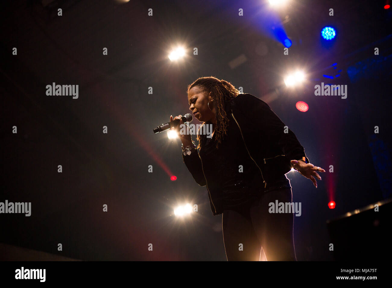 Robin stone singer hi-res stock photography and images - Alamy