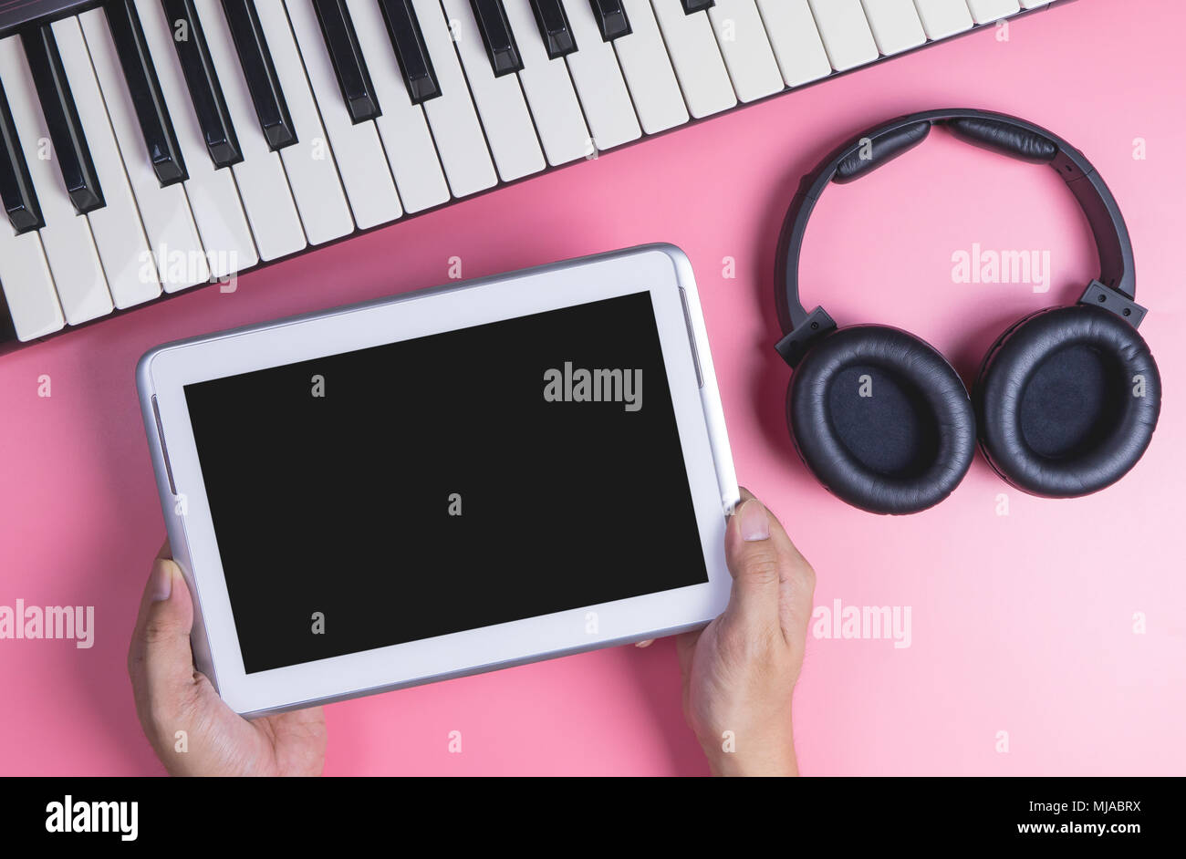 Blank tablet screen hi-res stock photography and images - Alamy