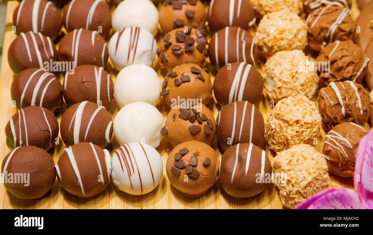Rows of chocolates hi-res stock photography and images - Alamy