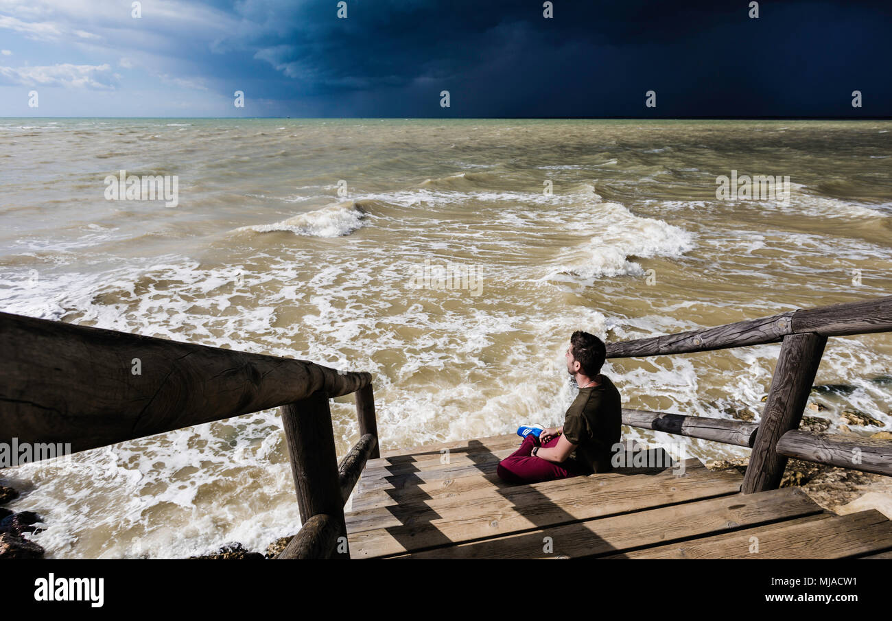Man with back facing hi-res stock photography and images - Alamy