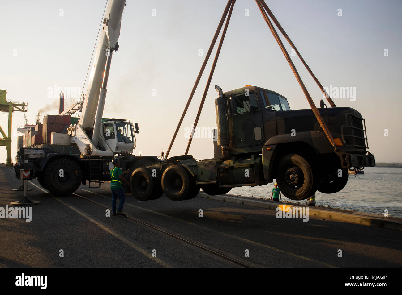ACAJUTLA, El Salvador (April 20, 2018) Salvadorian crane operators use ...