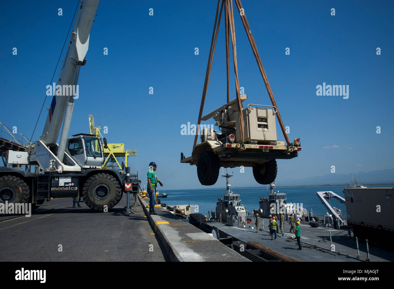 ACAJUTLA, El Salvador (April 20, 2018) Salvadorian crane operators use ...