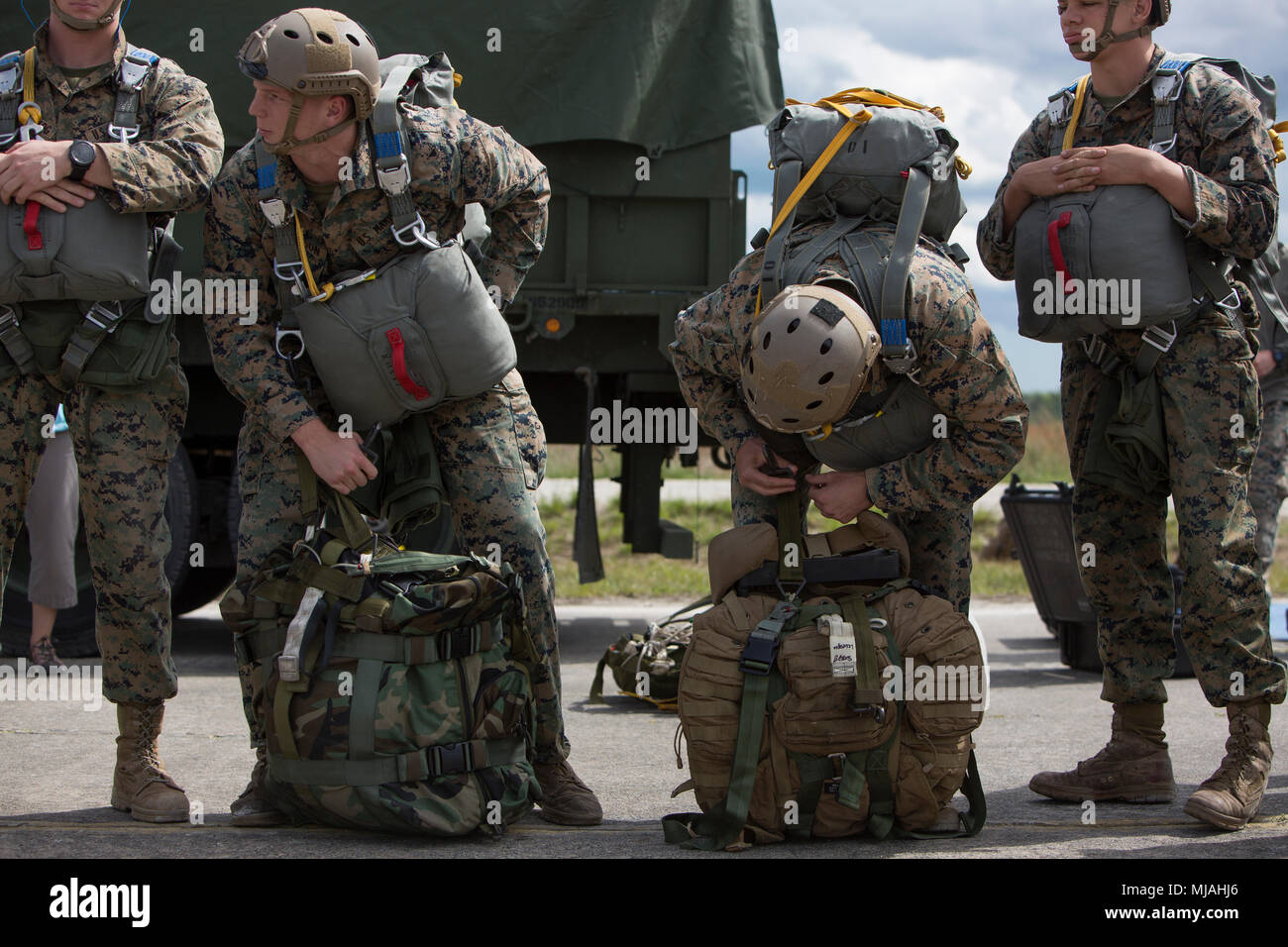 U.S. Marines with 2nd Reconnaissance Battalion, 2nd Marine Division ...