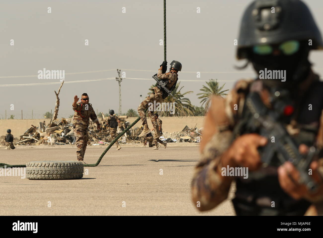SOUTHWEST ASIA – Members of the Iraqi Counter Terrorism Service fast ...
