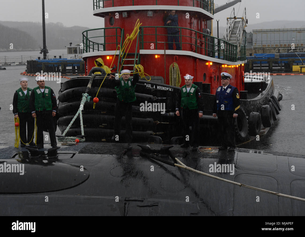 180427-N-LW591-041 GROTON, Conn. (Apr. 27, 2018) Line handlers aboard ...
