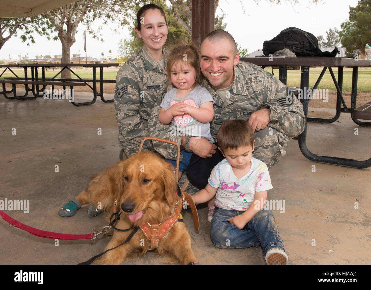 A family group poses with dog hi-res stock photography and images - Alamy