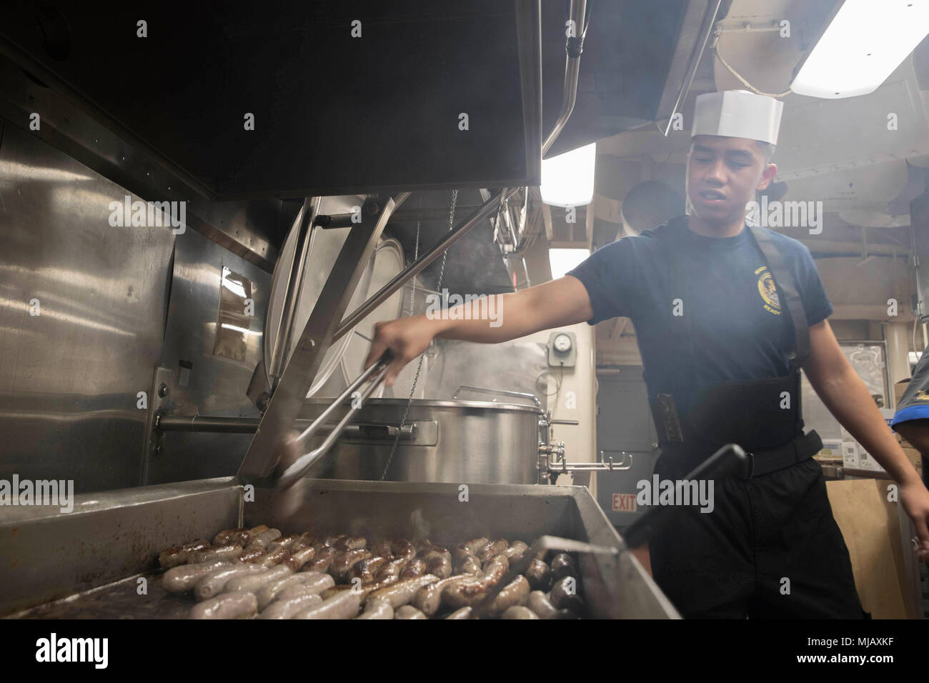 180427-N-GH108-1006 ATLANTIC OCEAN (April 27, 2018) Culinary Specialist ...