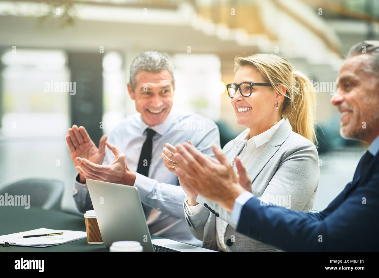 Office clapping hi-res stock photography and images - Alamy