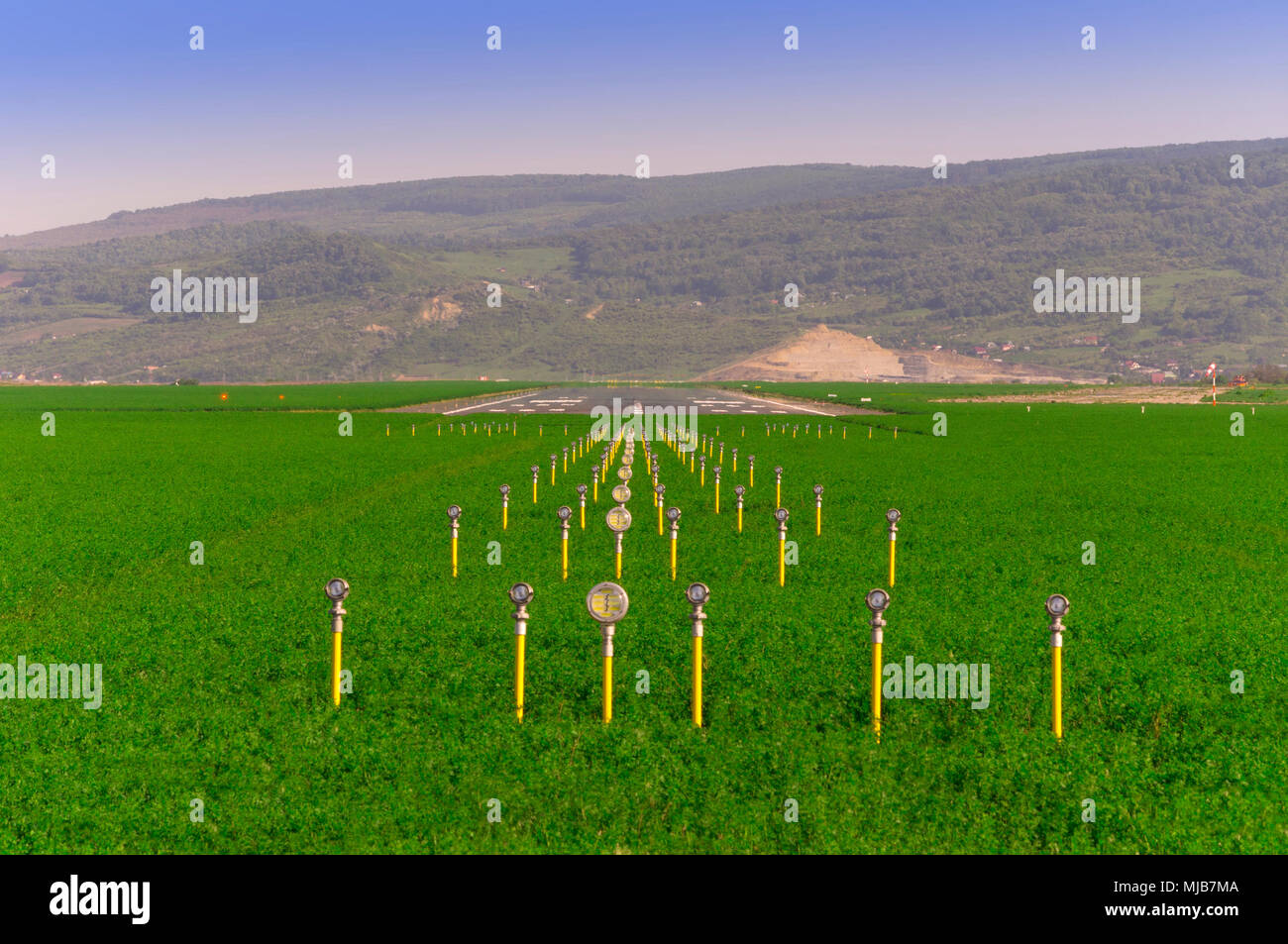 Green runway lights hi-res stock photography and images - Alamy