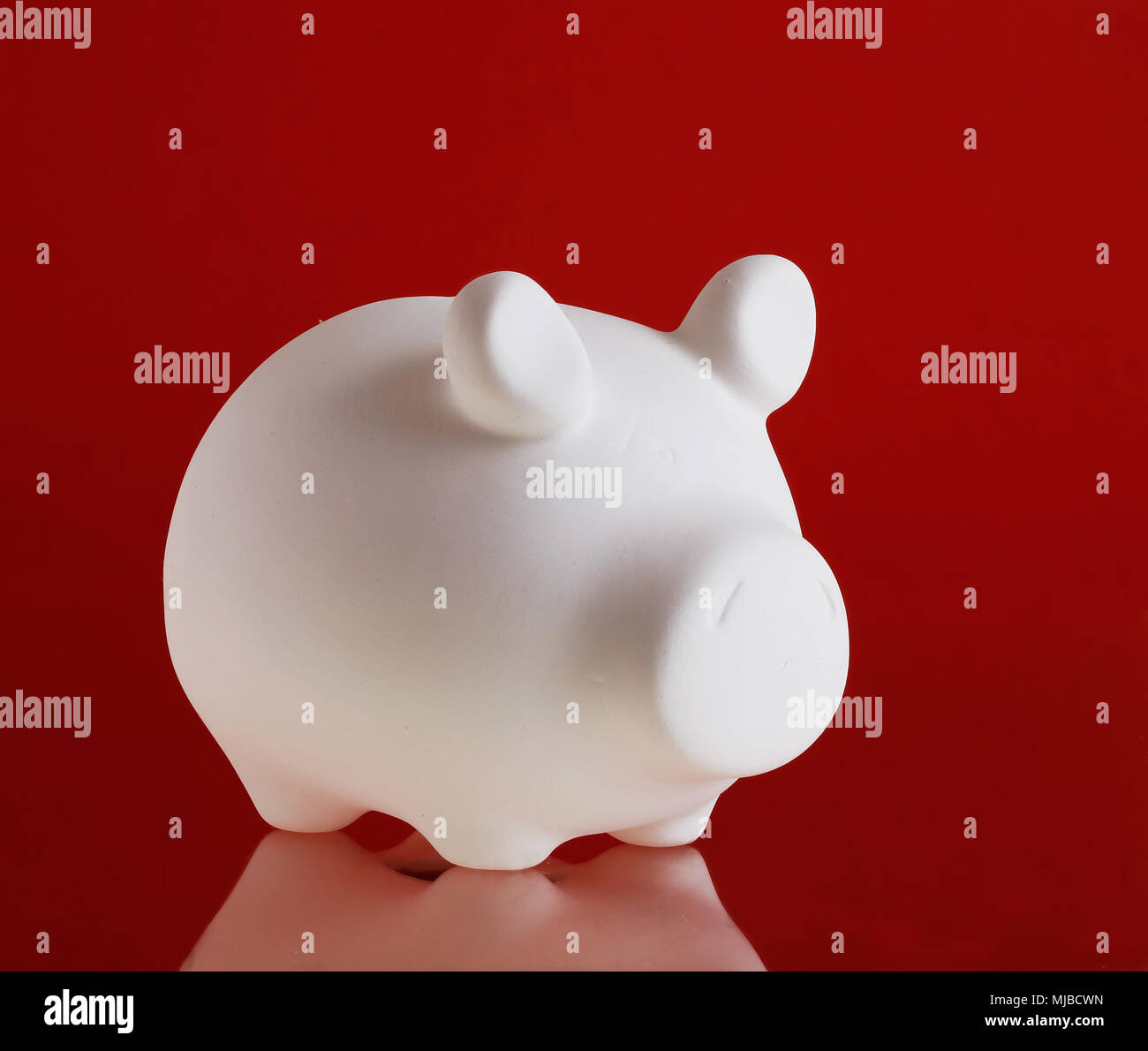 Red background hi-res stock photography and images - Alamy