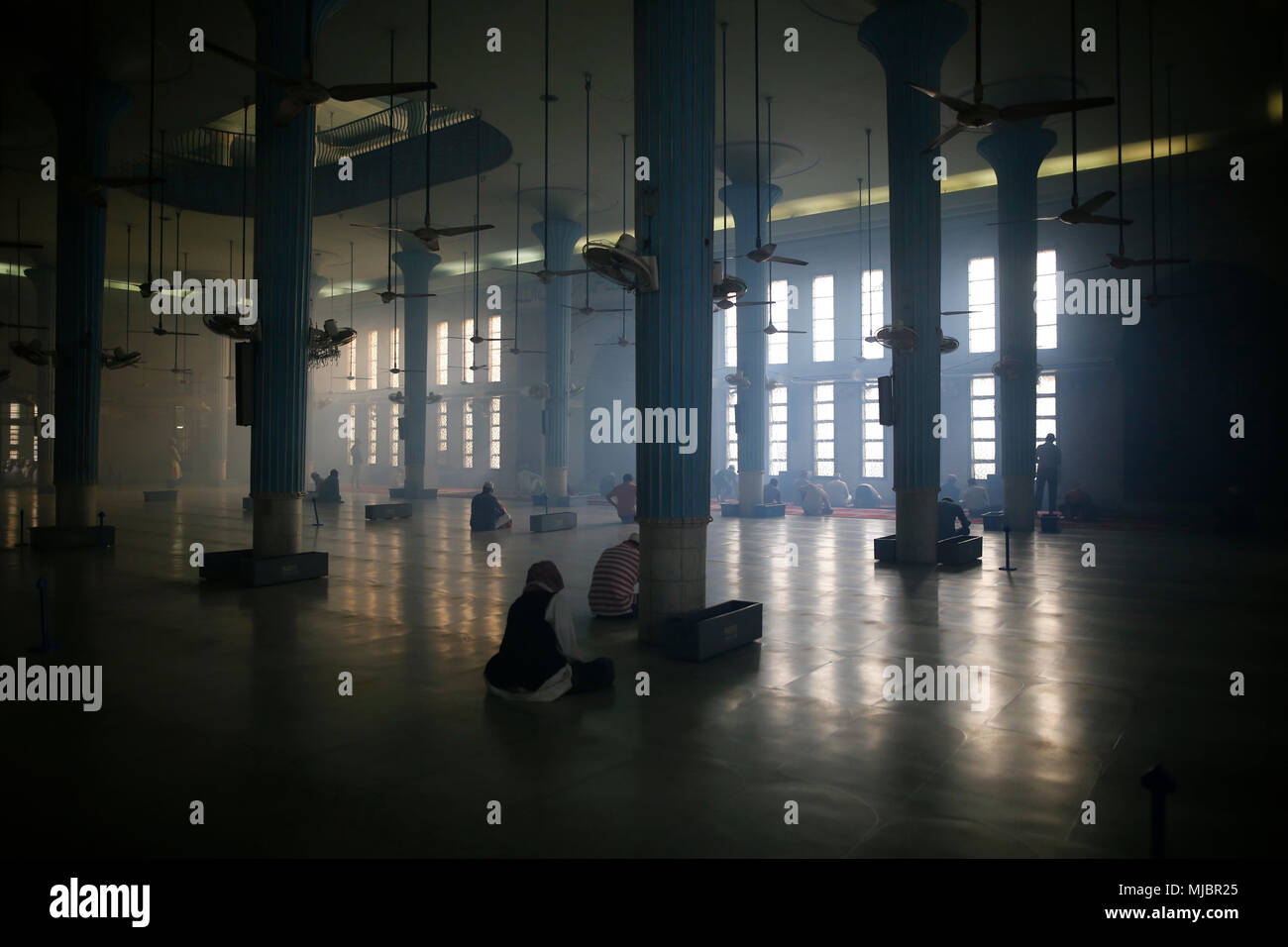 Bangladesh. Bangladeshi Muslims perform a prayer during the holy Shab-e ...