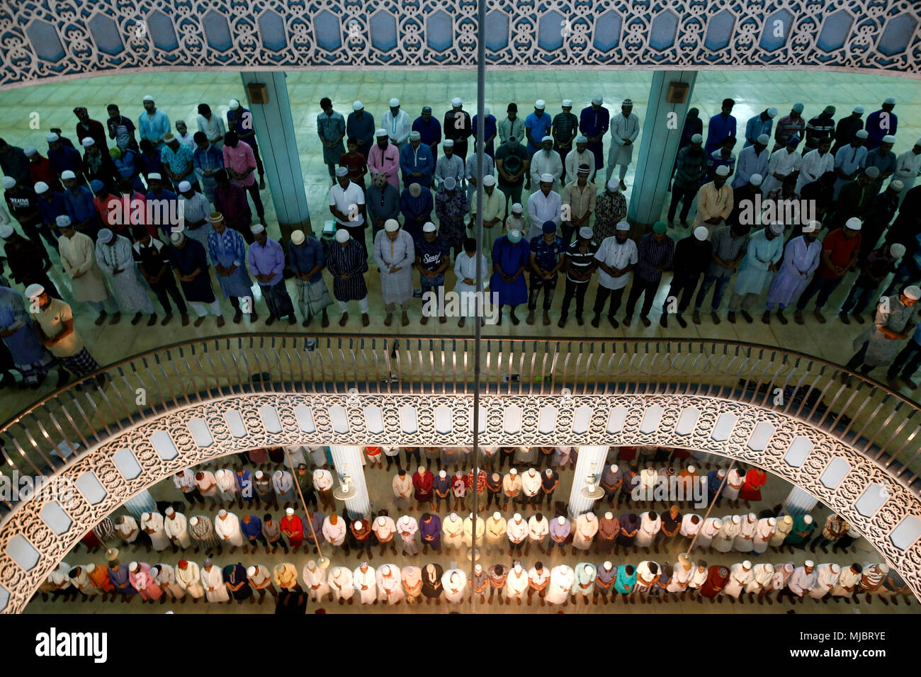 Bangladesh. Bangladeshi Muslims perform a prayer during the holy Shab-e ...