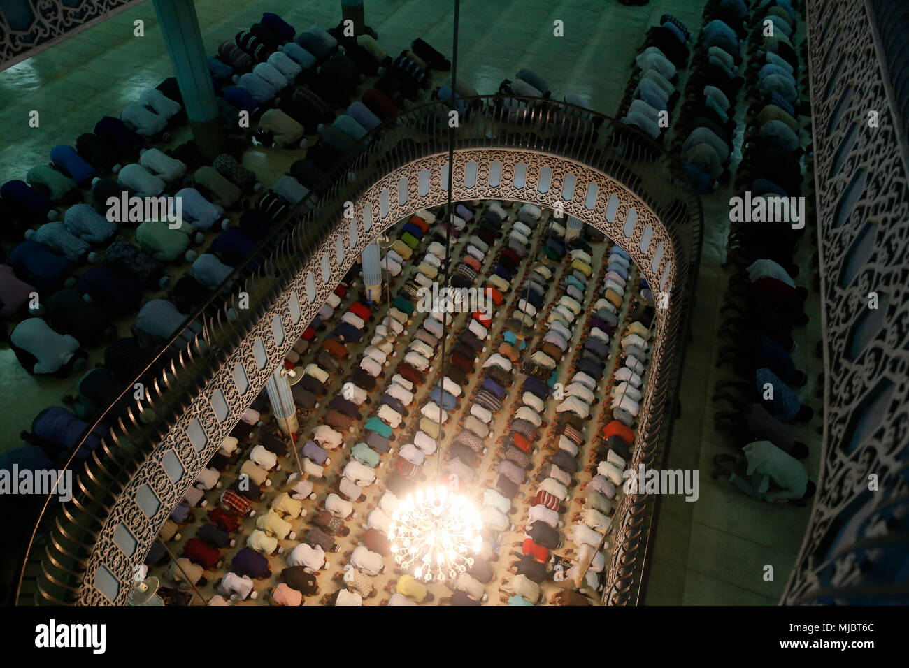 Bangladesh. Bangladeshi Muslims perform a prayer during the holy Shab-e ...