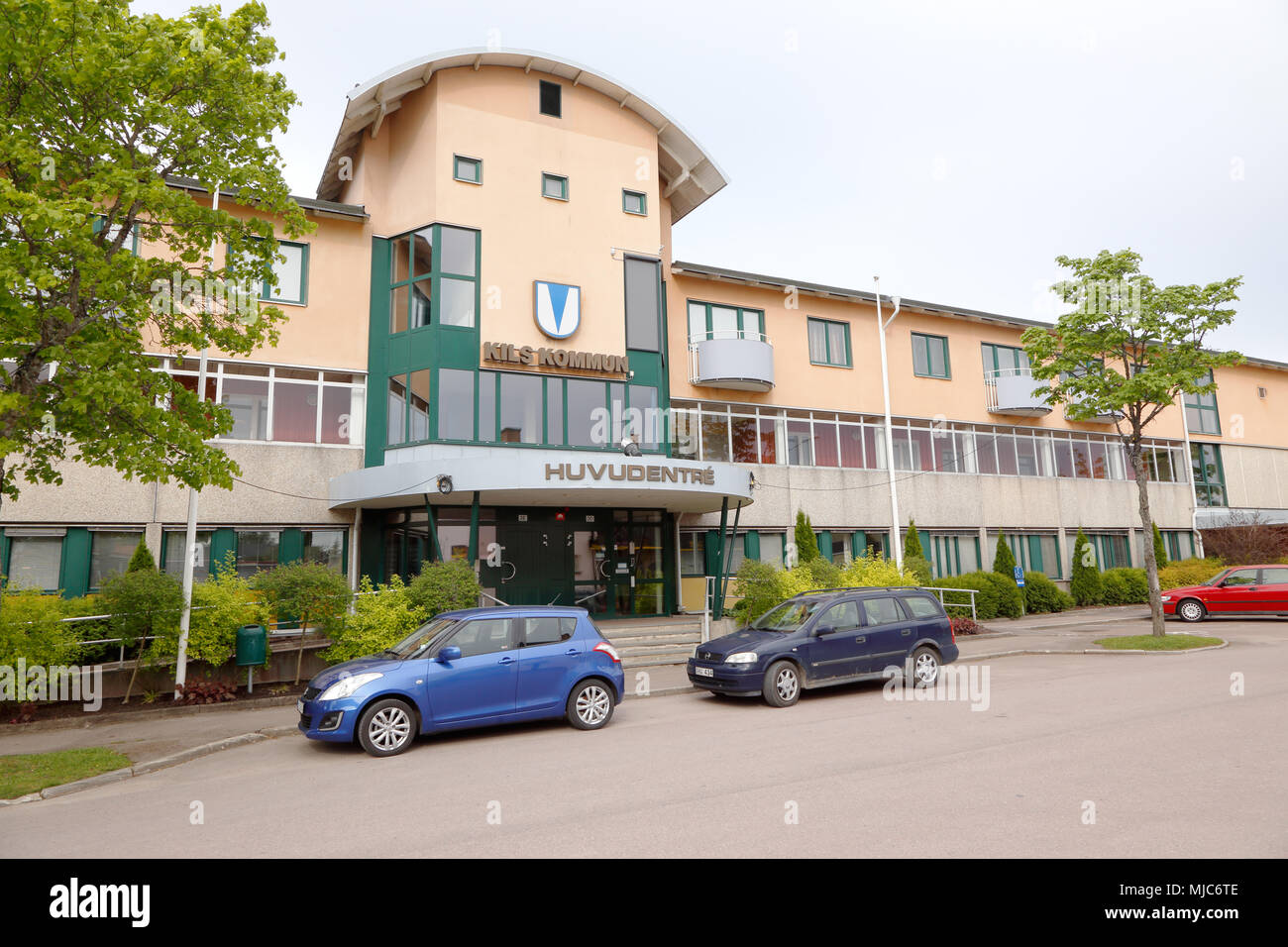Parked cars outside hi-res stock photography and images - Alamy