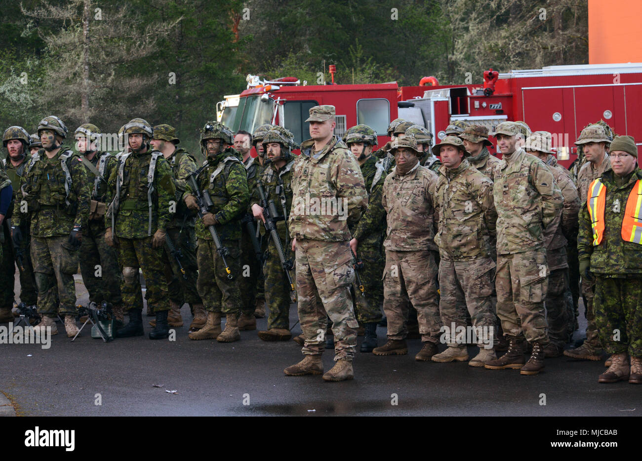 Oregon Army National Guard Soldiers assigned to the 2nd Battalion ...
