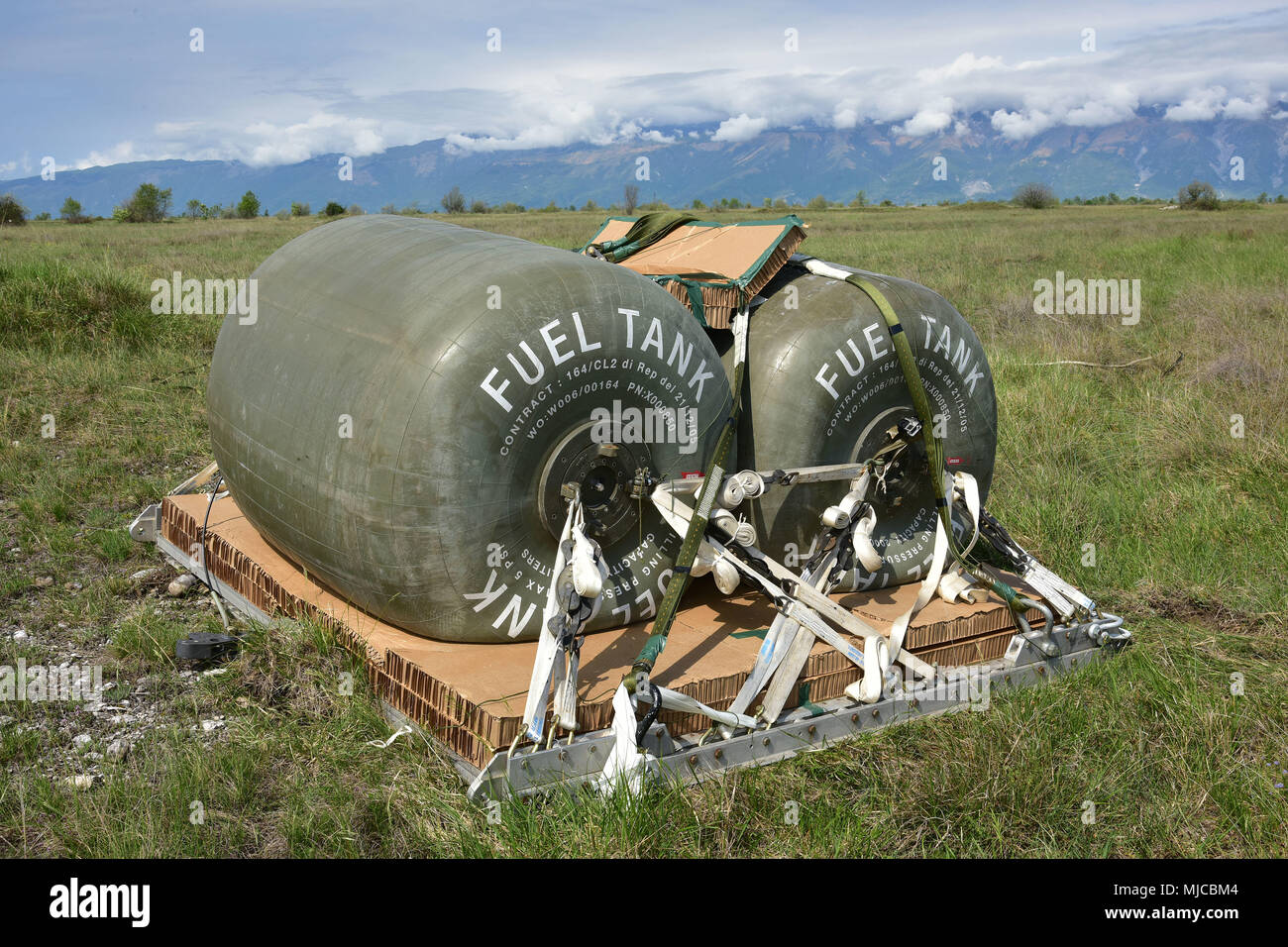 Fuel tanks belonging to the Italian Air Force landing onto Frida IV ...