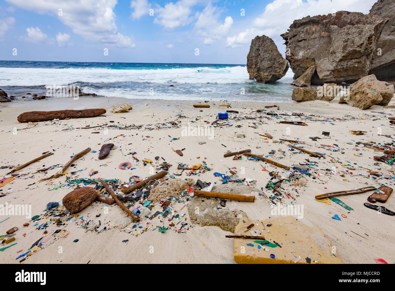 Garbage plastic shoreline hi-res stock photography and images - Alamy