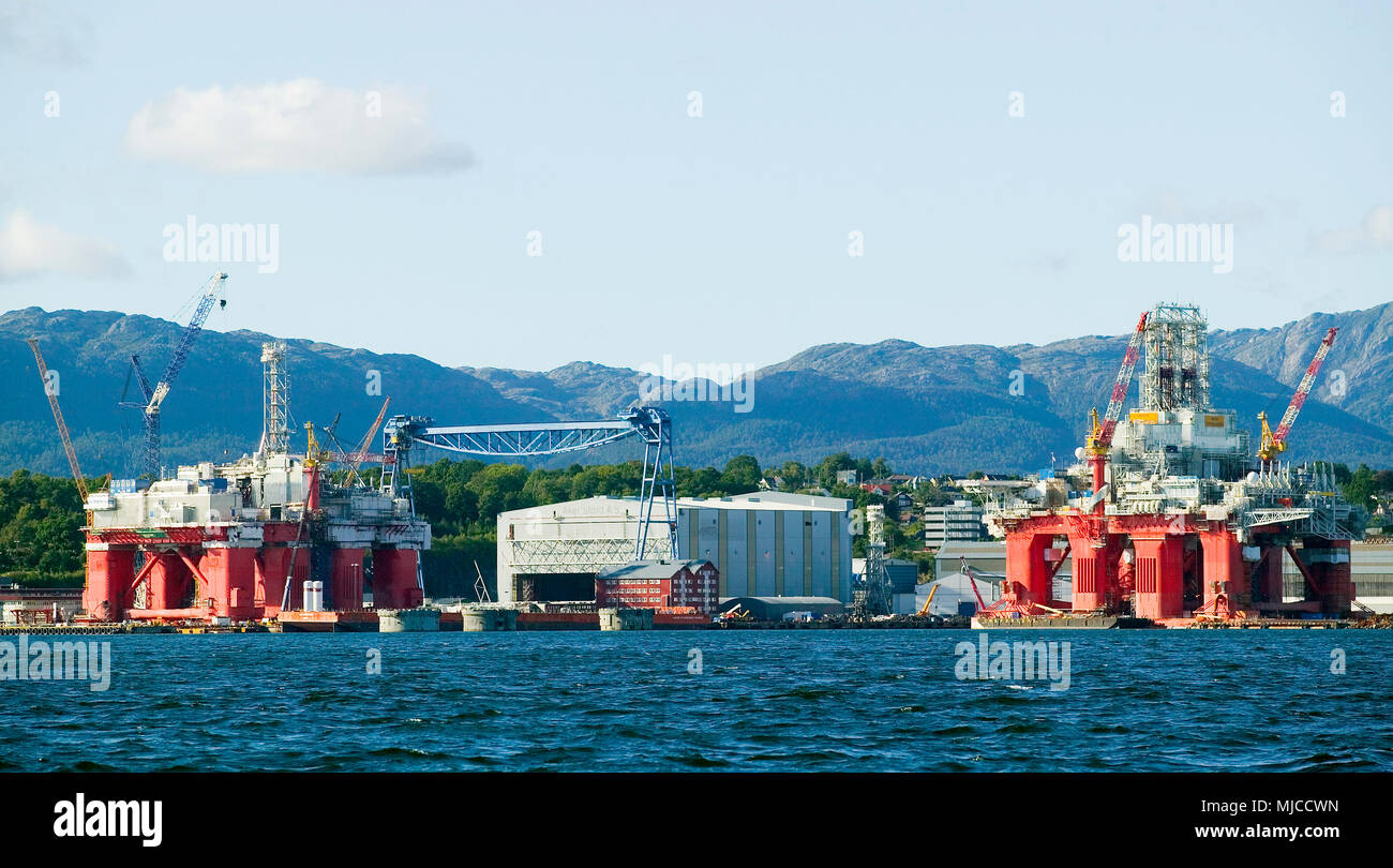 Offshore oil drilling rigs hi-res stock photography and images - Alamy