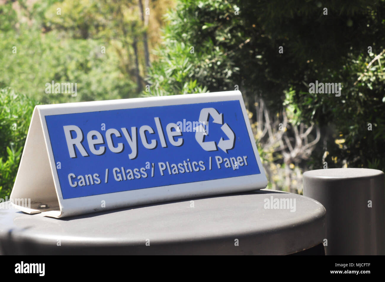 Blue recycle bin hi-res stock photography and images - Alamy