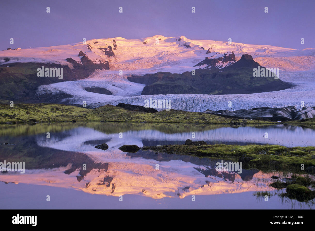 Iceland, Hvannadalshnúkur with the glacier lake Fjallsárlón, morning ...