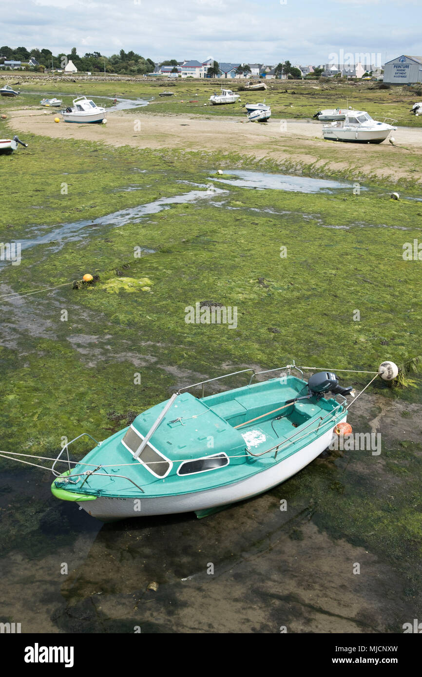 Stranded fishing boat Stock Photo - Alamy
