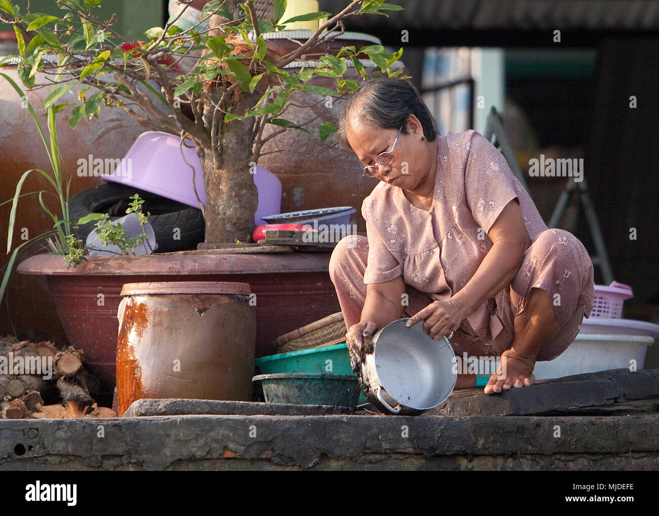 Woman washing pots hi-res stock photography and images - Alamy