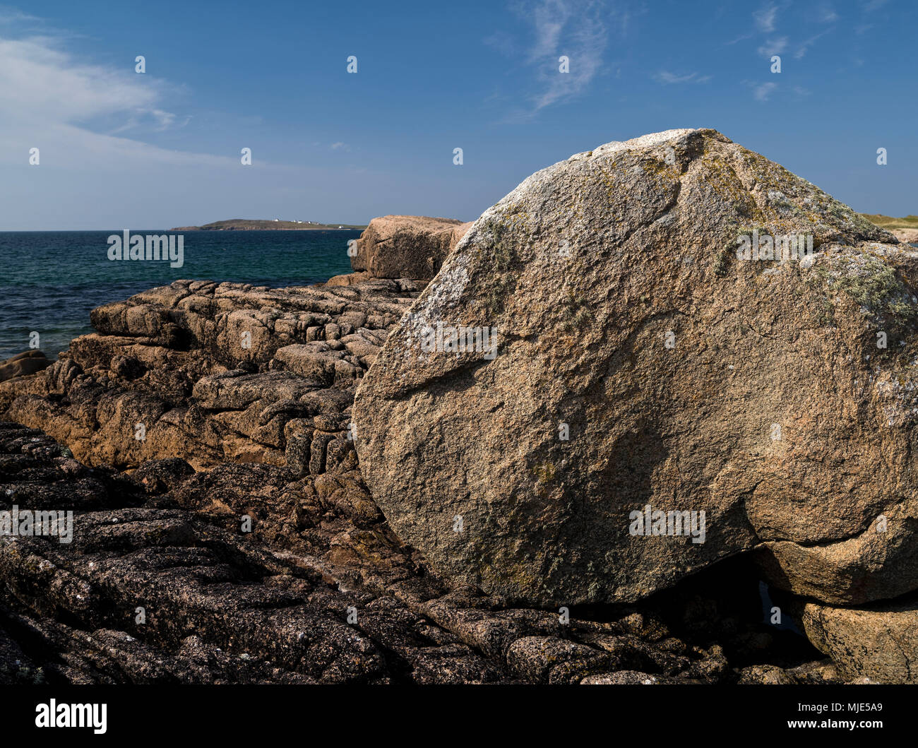 Ireland, Donegal, granite stones with seaweed at the Gweedore Bay close ...