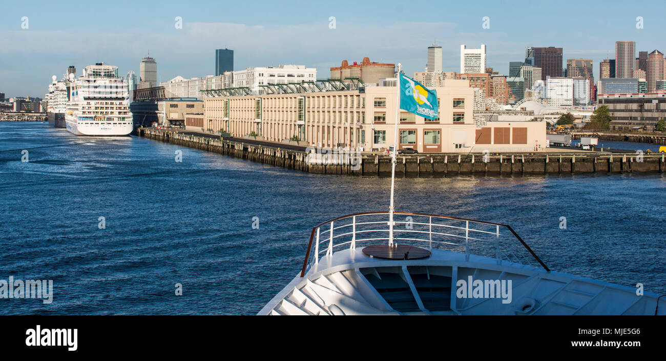 Cruise ship terminal building hi-res stock photography and images - Alamy